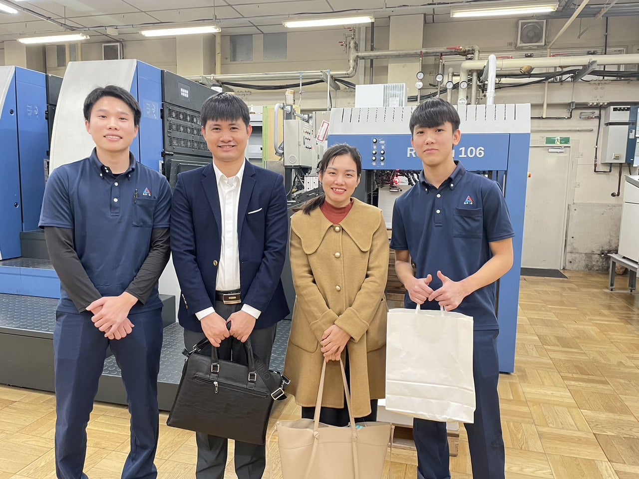 Thăm thực tập sinh Tam Quy đang làm công việc in ấn tại công ty Asia ...